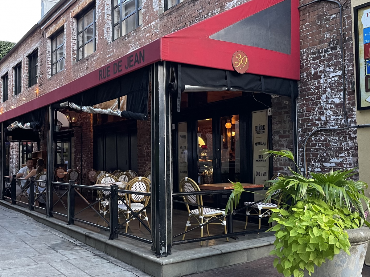7 Outdoor Dining Spots in Charleston, SC - Shades of Pinck